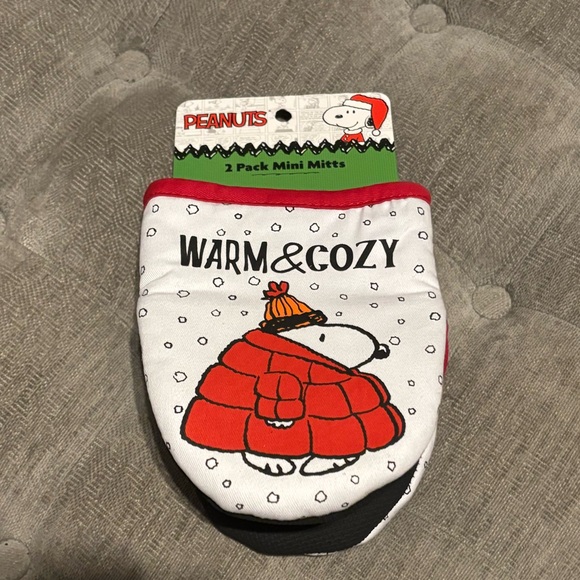 Kitchen | 2 Pack Peanuts Mini Oven Mitts Snoopy In Puffer Jacket Warm ...